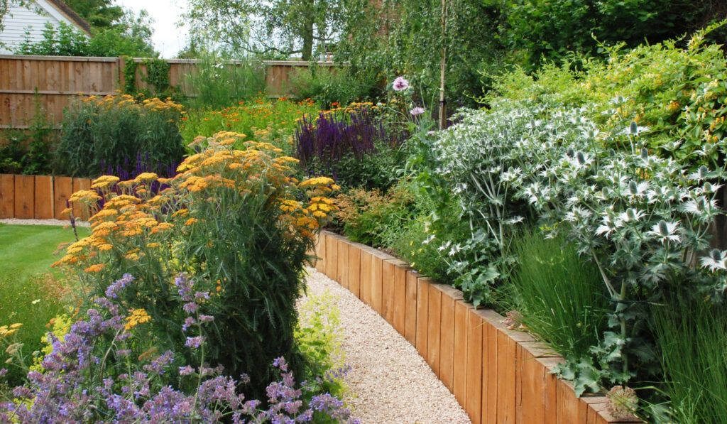 Curves in Crendon – How can sinuous curves in Garden Design help to ...